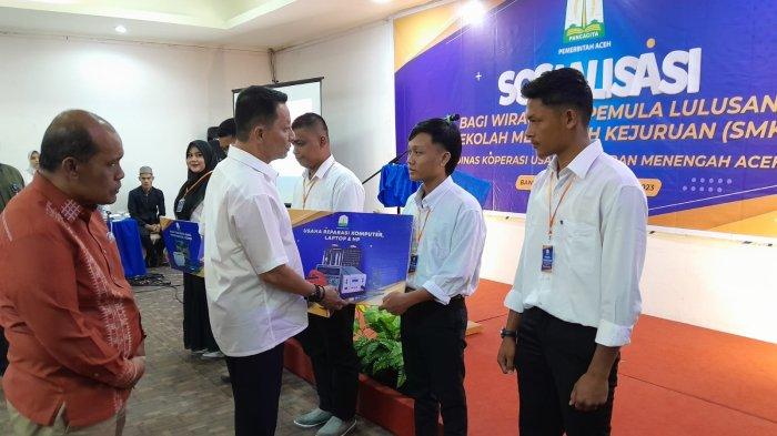 Ratusan Alumni SMK Terima Bantuan Alat Kerja dari Diskop UKM Aceh ...