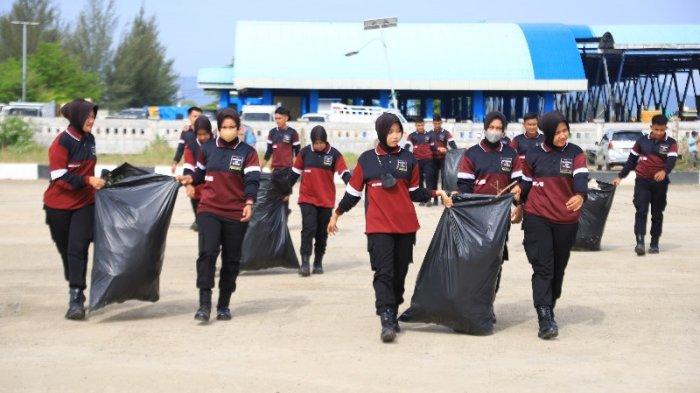 Personel Polda Aceh Bersihkan Sampah di TPI Lampulo Banda Aceh ...