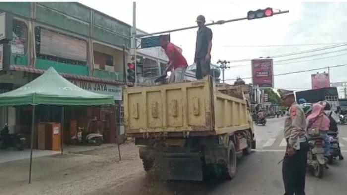 Truk Pengangkut Solar yang Tumpah ke Jalan Diamankan ke Mapolres Bireuen, Polisi Bersihkan ...