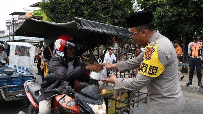 500 Paket Takjil Dibagikan Polres Aceh Timur untuk Pengguna Jalan - Serambinews.com