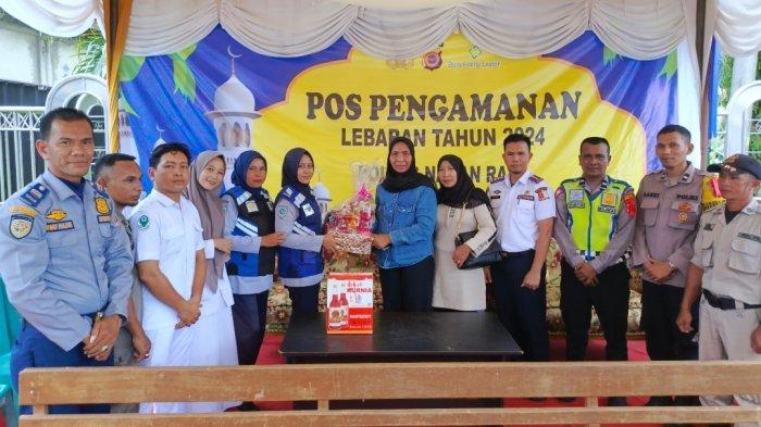 Tinjau Pos Operasi Ketupat 2024, Pj Bupati Nagan Raya Serahkan Bingkisan ke Petugas ...