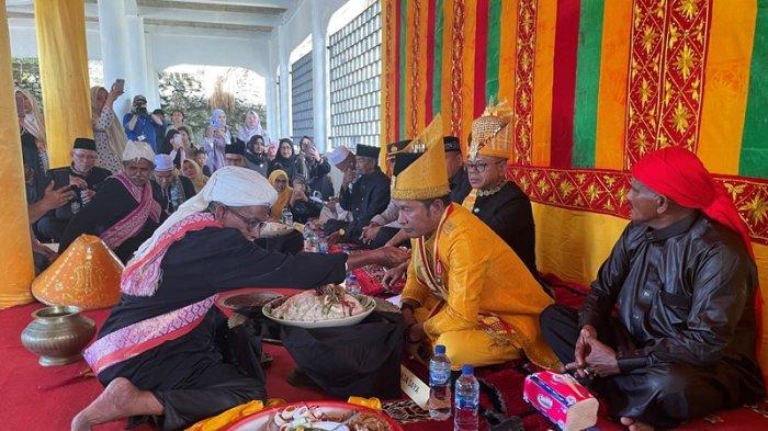 Melihat Lebih Dekat Prosesi Adat Peumeunap dan Seumeuleung Raja ...