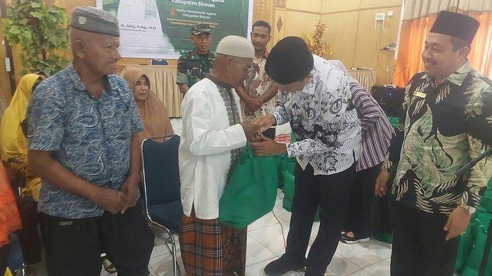 Pj Bupati Bireuen Bersama Kankemenag Salurkan Paket Ramadhan ... Pj Bupati Bireuen Bersama Kankemenag Salurkan Paket Ramadhan ...