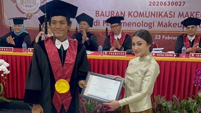 Raih Gelar Doktor, Raudha Lulus Cum Laude di Universitas Sahid Jakarta ...