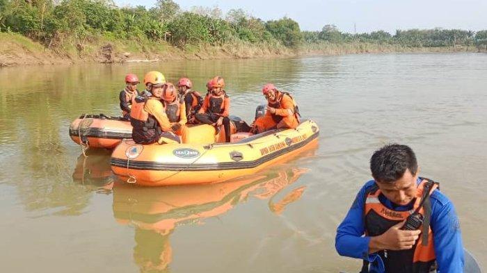 Keluarga Ikut Regu Penolong Mencari Pemuda Langkat yang Terjun ke ... Keluarga Ikut Regu Penolong Mencari Pemuda Langkat yang Terjun ke ...