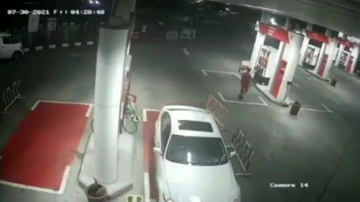Detik-Detik Mobil Kabur Usai Isi BBM hingga Seret Petugas SPBU di Pasar Rebo - Serambinews.com