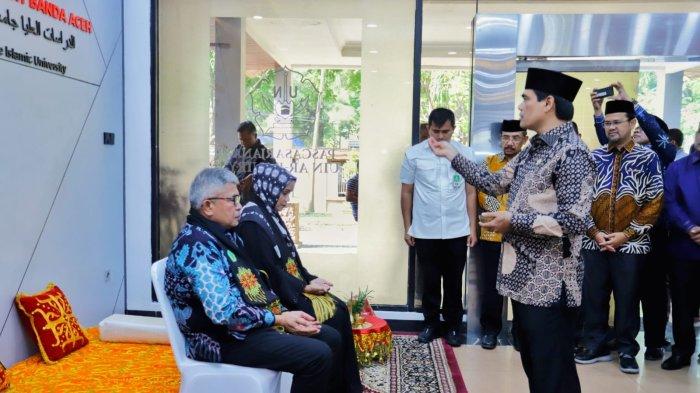Rektor Mujiburrahman Peusijuek Pj Gubernur Aceh Pada Pelantikan INI Pascasarjana UIN Ar-Raniry ...