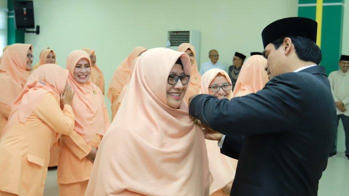 Rektor Prof Mujiburrahman Lantik Pengurus DWP UIN Ar-Raniry - Serambinews.com