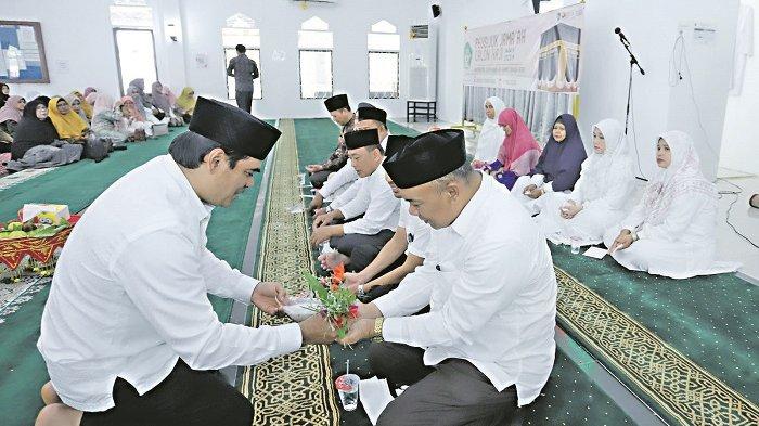 Rektor Prof Mujiburrahman Peusijuek 18 Jamaah Haji dari UIN Ar-Raniry - Serambinews.com