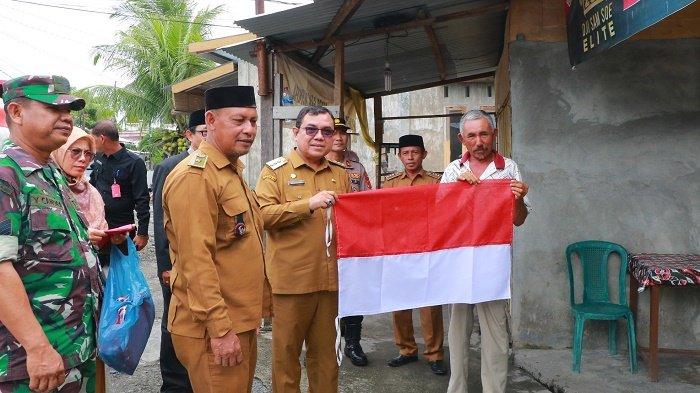 Pj Bupati Aceh Barat Bagi 6.500 Lembar Bendera Merah Putih - Serambinews.com