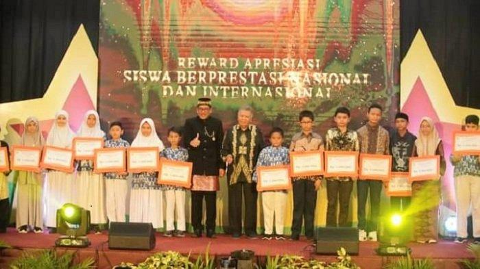 Ratusan Guru dan Siswa Raih Award, Apresiasi Disdikbud Banda Aceh - Serambinews.com