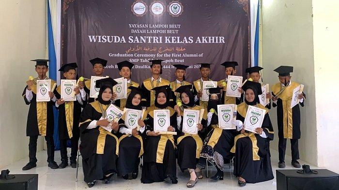 SMP Tahfidz Lampoh Beut Wisuda Alumni Perdana Sebanyak 19 Santri - Serambinews.com