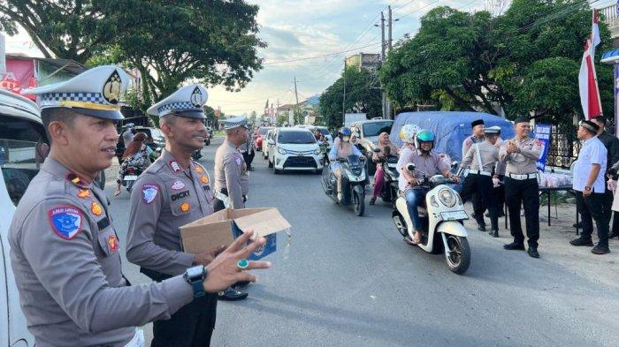 Sambil Bagikan Takjil Gratis, Sat Lantas Polres Abdya Edukasi Tertib Lalu Lintas kepada ...