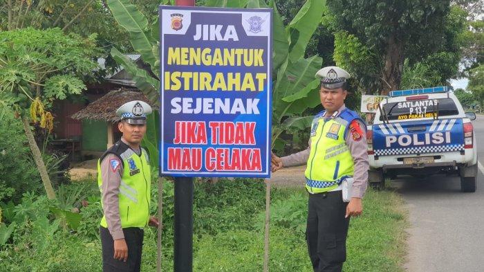 Satlantas Polres Aceh Utara Pasang Spanduk Berisi Imbauan Keselamatan Berkendara di Jalan Raya ...