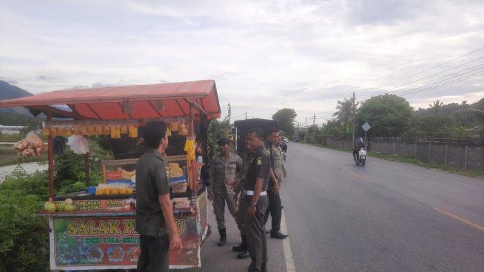 Satpol PP dan WH Aceh Besar Tertibkan Sejumlah Pedagang di Lampisang ... Satpol PP dan WH Aceh Besar Tertibkan Sejumlah Pedagang di Lampisang ...
