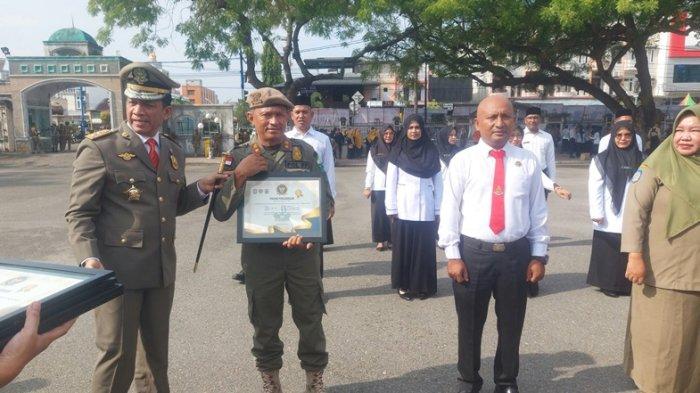 5 Anggota Satpol PP dan WH Bireuen Dapat Penghargaan, Diserahkan Saat HUT Satpol PP, Satlinmas ...