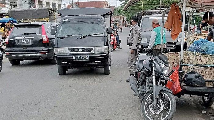 Satpol PP dan WH Aceh Besar Tertibkan PKL Berjualan di Bahu Jalan ... Satpol PP dan WH Aceh Besar Tertibkan PKL Berjualan di Bahu Jalan ...