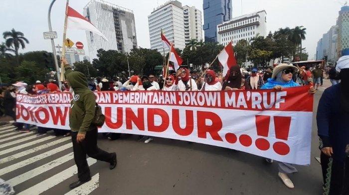 Demo 11 April, Emak-emak Ikut Orasi hingga Pria Nekat Naiki Air Mancur ... Demo 11 April, Emak-emak Ikut Orasi hingga Pria Nekat Naiki Air Mancur ...