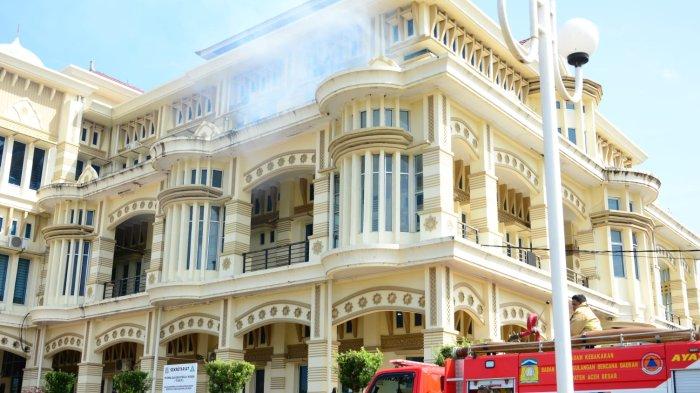 Aksi Petugas Padamkan Api di Gedung Kantor Bupati Aceh Besar Warnai HUT ...