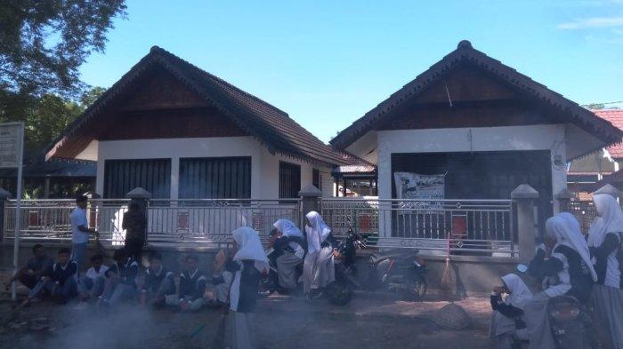 Ratusan Siswa SMAN 2 Delima Pidie Gelar Jumat Bersih di Makam Tgk Chiek ...