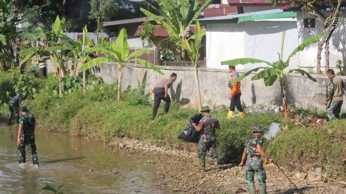 TNI/Polri dan Masyarakat di Tapaktuan Kembali Gotong Royong, Kali Ini Bersihkan Krueng Seurulah ...