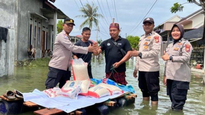 Kapolres Pidie Kerahkan Personel, Termasuk Polwan Sasar Korban Banjir, Terobos Genangan Bawa ...