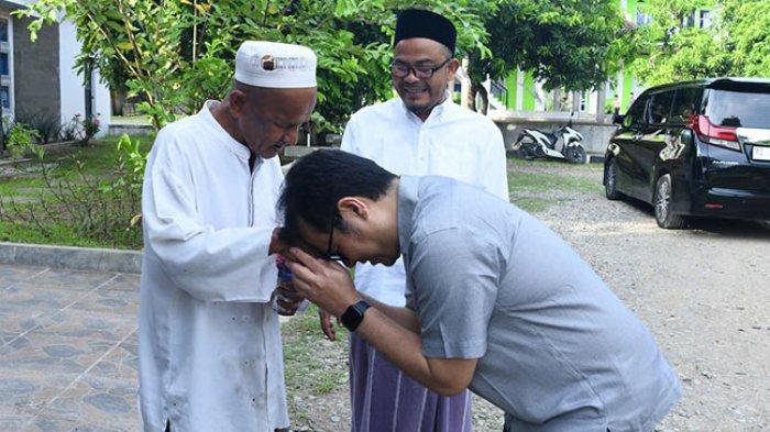 Wamen Kominfo Nezar Patria Melepas Rindu dengan Guru Ngaji - Serambinews.com