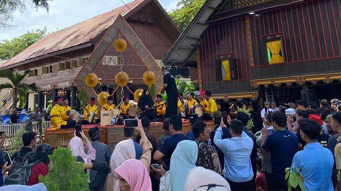 Pesona Wanita Aceh Selatan Dalam Atraksi Top Daboh di Perhelatan PKA 8 - Serambinews.com