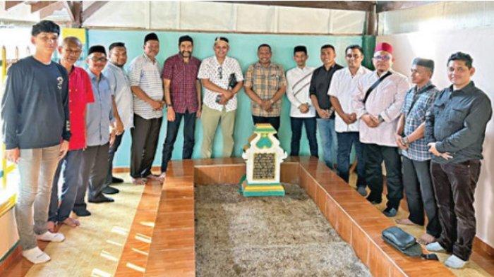 Ketika Mualem Berziarah ke Makam Syeikh As-Sumatrani - Serambinews.com