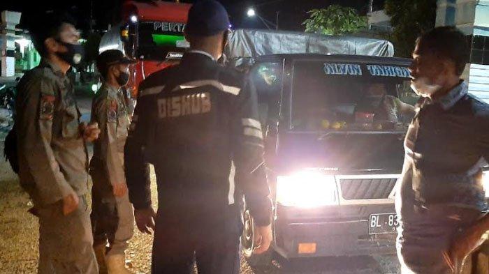 100 Mobil Putar Balik, Dampak Penerapan Larangan Mudik di Perbatasan Agara- Sumut - Serambinews.com