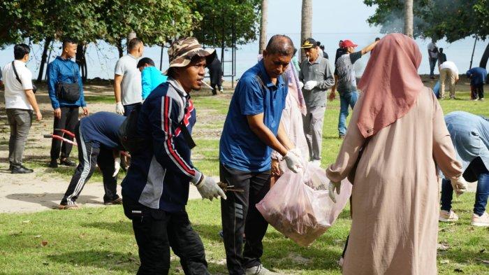 Ciptakan Destinasi Wisata Bersih, Pemkab Aceh Besar Bersih-bersih Pantai Pasir Putih ...
