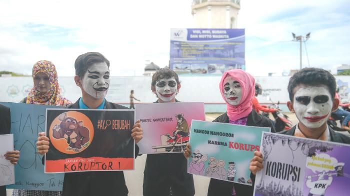 Mahasiswa Tampilkan Pejabat Berwajah Tikus di Pasar Atjeh - Serambinews.com