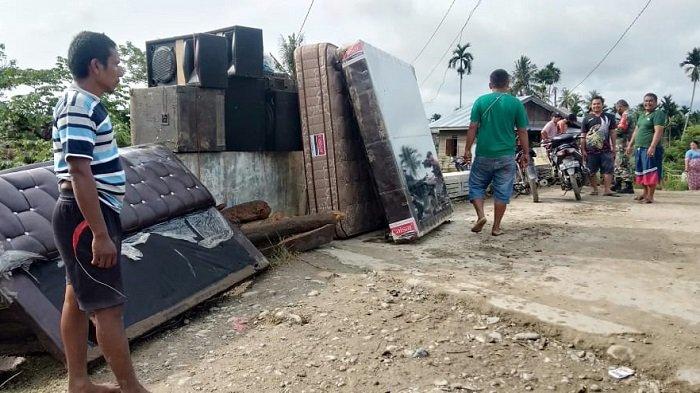 Dinsos Salurkan Bantuan Masa Panik Kepada 48 Keluarga Korban Banjir Bandang - Serambinews.com