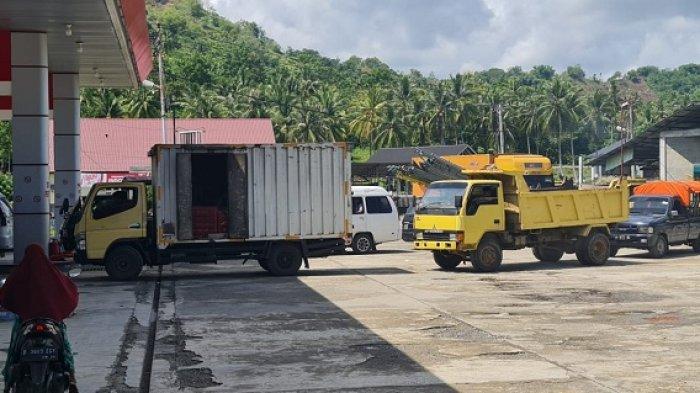 Polisi Amankan SPBU di Pijay Jelang Kenaikan BBM Subsidi, Antrean Kendaraan Cukup Padat ...