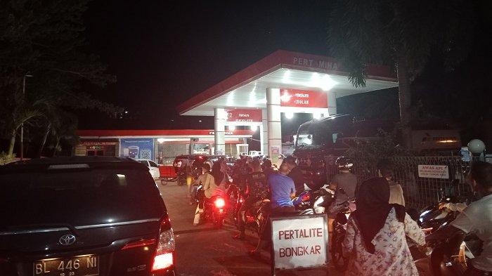 Jelang Kenaikan Harga BBM Subsidi, Antrean Kendaraan ‘Mengular’ di SPBU Sabang - Serambinews.com