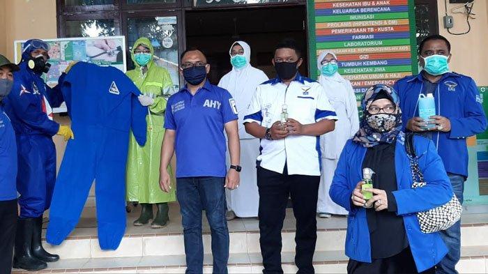 Cegah Corona, Teuku Riefky Harsyah Bersama DPC Demokrat Pidie Bagikan APD - Serambinews.com