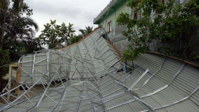 Atap Ruko Dua Lantai yang Diterjang Badai di Aceh Singkil Ternyata ...