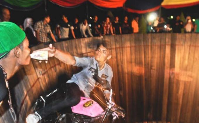 Atraksi Tong Setan yang Menegangkan - Serambinews.com