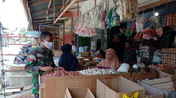 Jelang Idul Fitri, Babinsa Darul Aman Cek Harga Sembako ke Pasar ...
