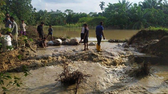 Tanggul Jebol, TNI dan Warga Gunakan Karung Berisi Pasir, Cegah Banjir ...