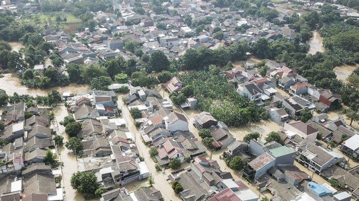 FOTO - Banjir Rendam Ratusan Rumah di Villa Jatirasa Bekasi - Serambinews.com