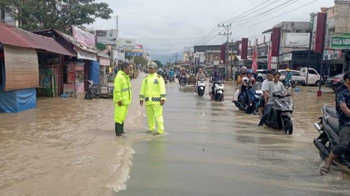 Personel Satlantas Polres Bireuen dan Polsek Atur Lalu Lintas di Jalan Raya yang Banjir ...