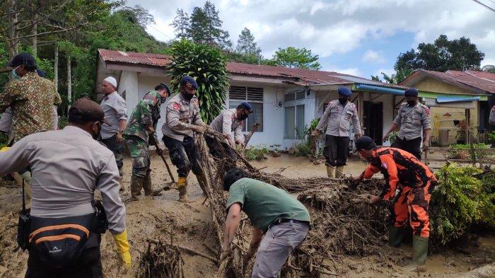 Personel Brimob Dikerahkan Untuk Evakuasi Korban Banjir Bandang Aceh Tengah - Serambinews.com