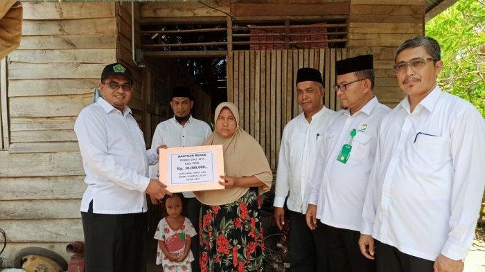 Janda Miskin Tinggal di Rumah Berdinding Tepas Bambu di Pidie Dibantu ...