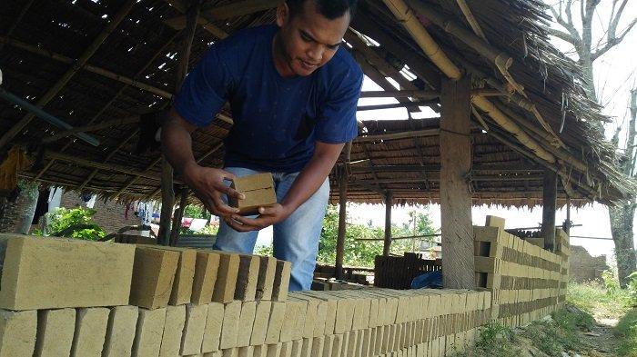 Mau Bangun Rumah Sendiri, Pilih Batu Bata Merah Atau Batako? Ini ...