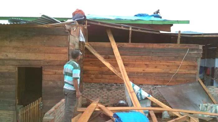 Belasan Rumah Diterjang Angin Puting Beliung - Serambinews.com Belasan Rumah Diterjang Angin Puting Beliung - Serambinews.com