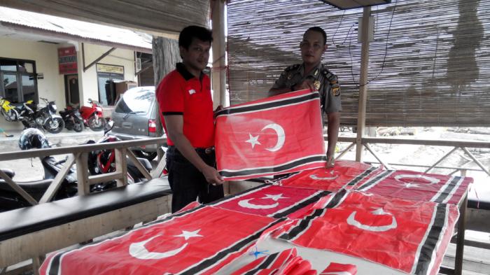 Diserahi Bendera Bintang Bulan, Hamid Zein Mengelak Lari - Serambinews.com