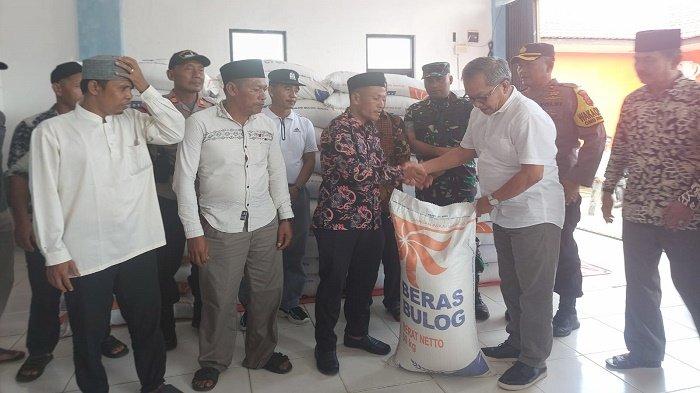 Pemkab Aceh Singkil Salurkan Bantuan Beras kepada Korban Banjir - Serambinews.com