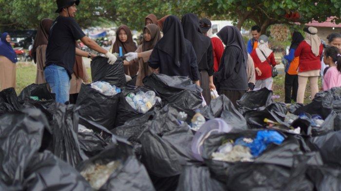 2 TON Sampah Berhasil Terkumpul dalam Giat Coastal CleanUp Day - Serambinews.com