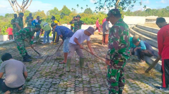 TNI/Polri, Masyarakat dan Pelajar Bersihkan Tugu Radio Rimba Raya ...